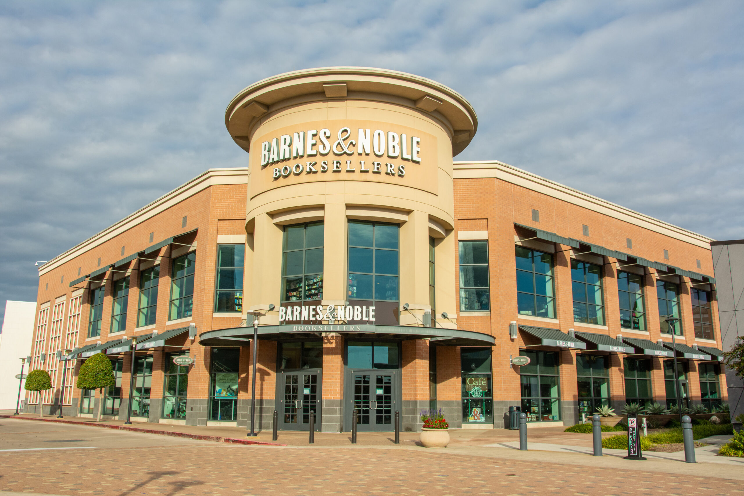 How Barnes & Noble Used its Stores to Launch a New Chapter - Retail ...